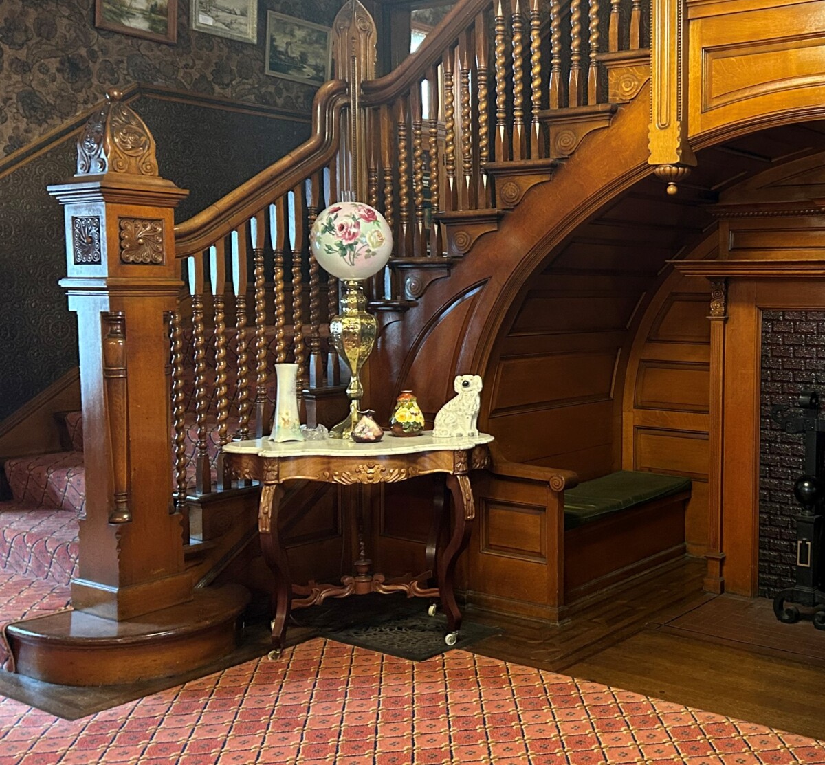 Elegant Victorian Mansion for Stunning Prom Pictures